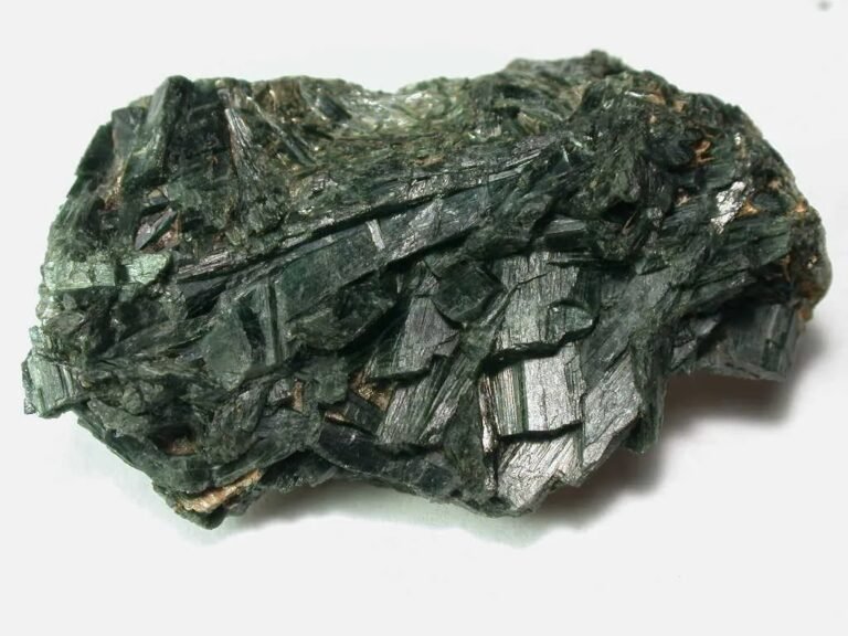 Actinolite Mineral Guide: Properties, Nephrite Jade & Geologic Origins