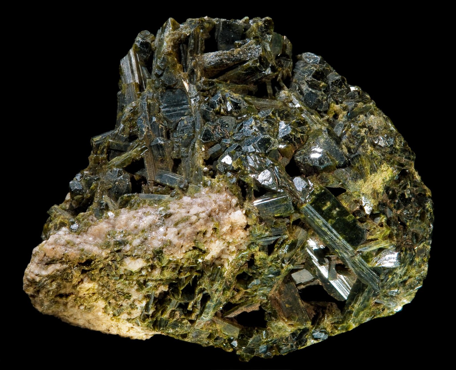 Actinolite Mineral Guide: Properties, Nephrite Jade & Geologic Origins