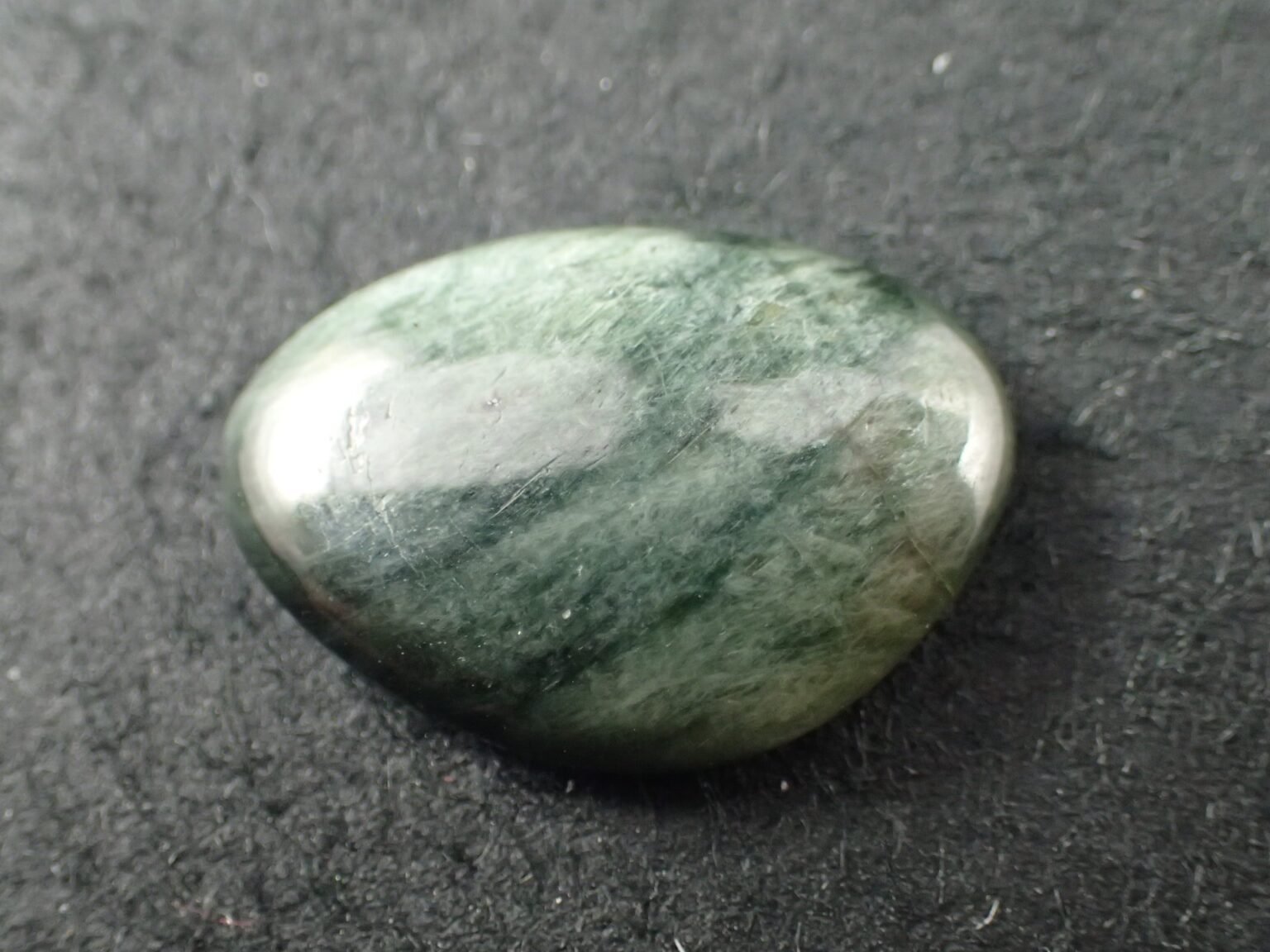 Actinolite Mineral Guide: Properties, Nephrite Jade & Geologic Origins