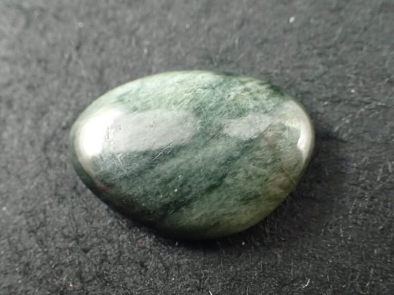 Actinolite Mineral Guide: Properties, Nephrite Jade & Geologic Origins
