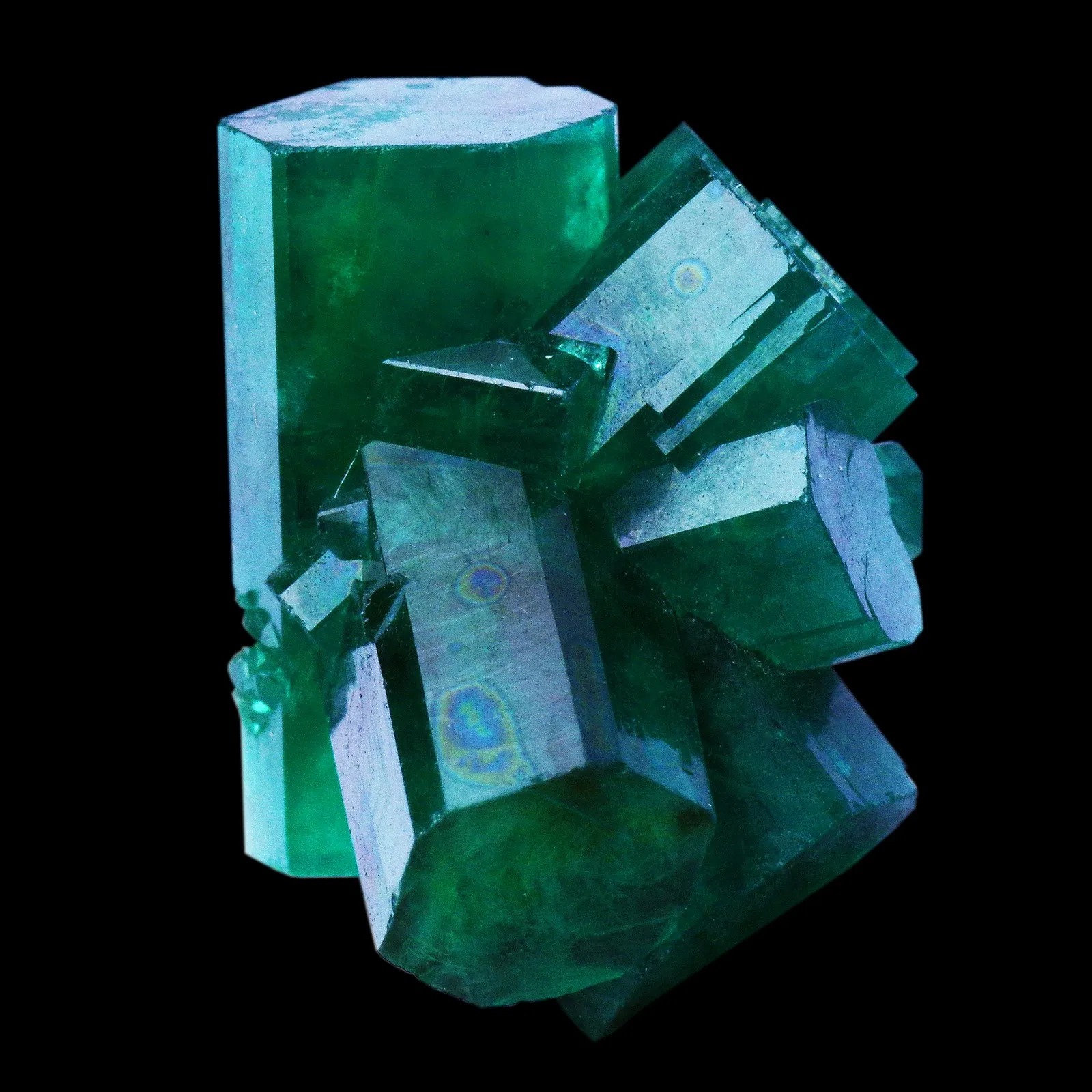 Emerald: A Comprehensive Guide to Mineralogy, Gemology, and Identification